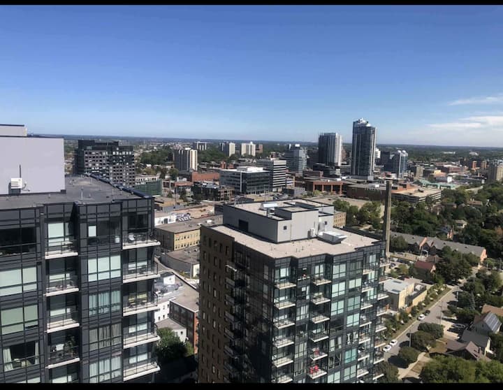 Cyril’s Luxurious Downtown Unit + Den/office - Waterloo