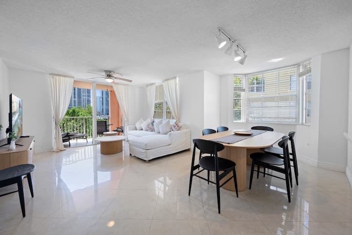 Unique & Modern, Lovely View @ Yacht Club Aventura - Aventura, FL
