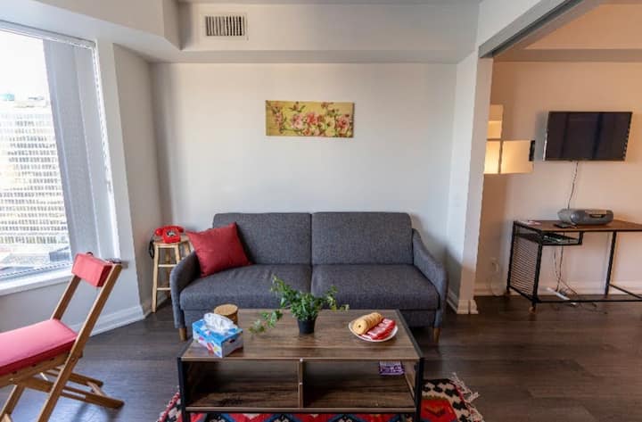 Cute And Cozy Flat At Yorkville - Toronto, ON