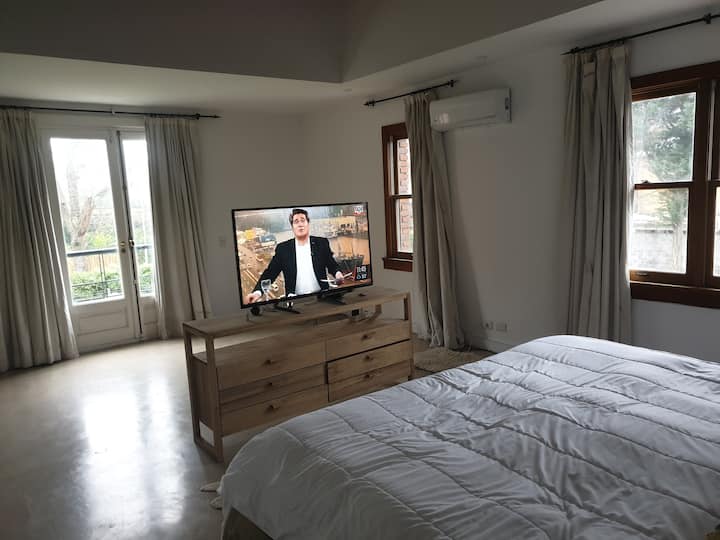 Casa Muy Amplia Con Gran Jardín - Bella Vista