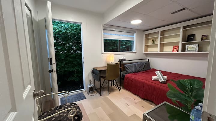 Cherry Private Entry & Bath - Surrey