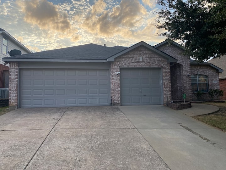 3 Car Garage ~ 4 Bedroom ~ Wood Deck ~ Game Room! - Grand Prairie, TX