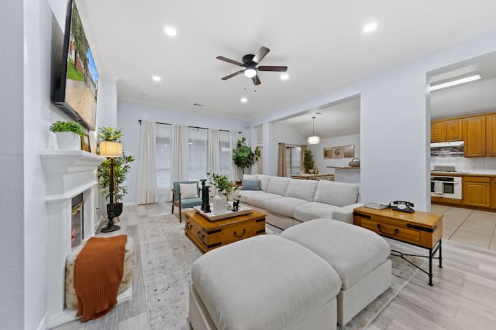 4br Luxe Pad | Pets, Deck, Game Room & Parking - Grand Prairie, TX