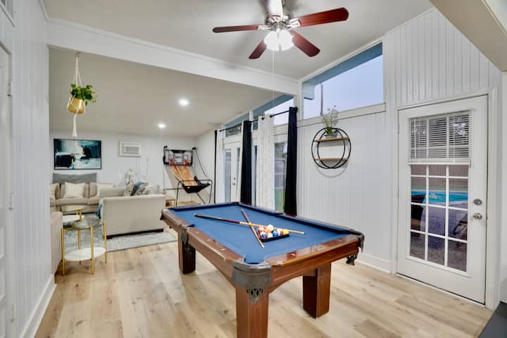 4 Bdrm Updated W/ Swimming Pool Sleeps 14! - Houston, TX