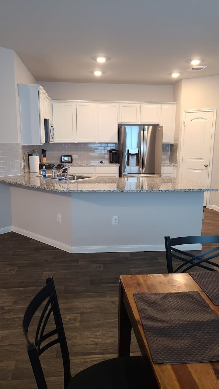 Work Crews Welcome 6 Beds 4 Br’s - Sun City West, AZ
