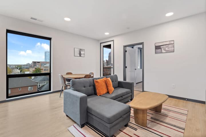 Cozysuites Mass With Lounge And Roof Deck #27 - Indianapolis, IN