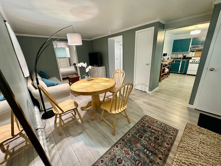 Charming Rustic 1br With Parking - Stony Brook, NY