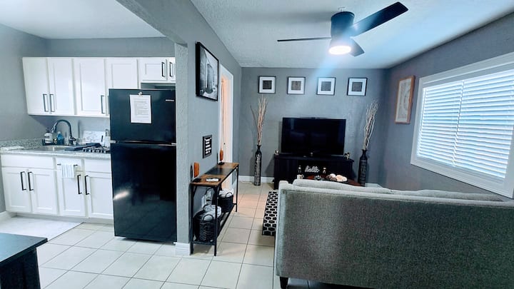 Apt#5 Quiet Comfortable Place Near Chemical Plants - Baytown, TX