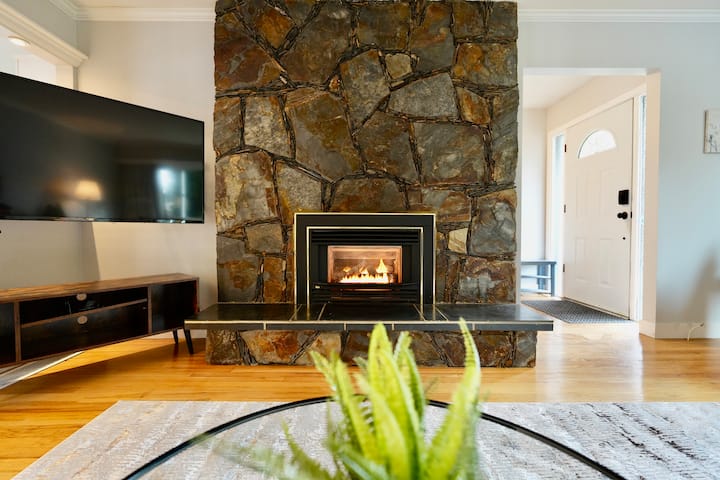 3 King Beds Plus A Sofa Bed, Fireplace And Bbq - Langford