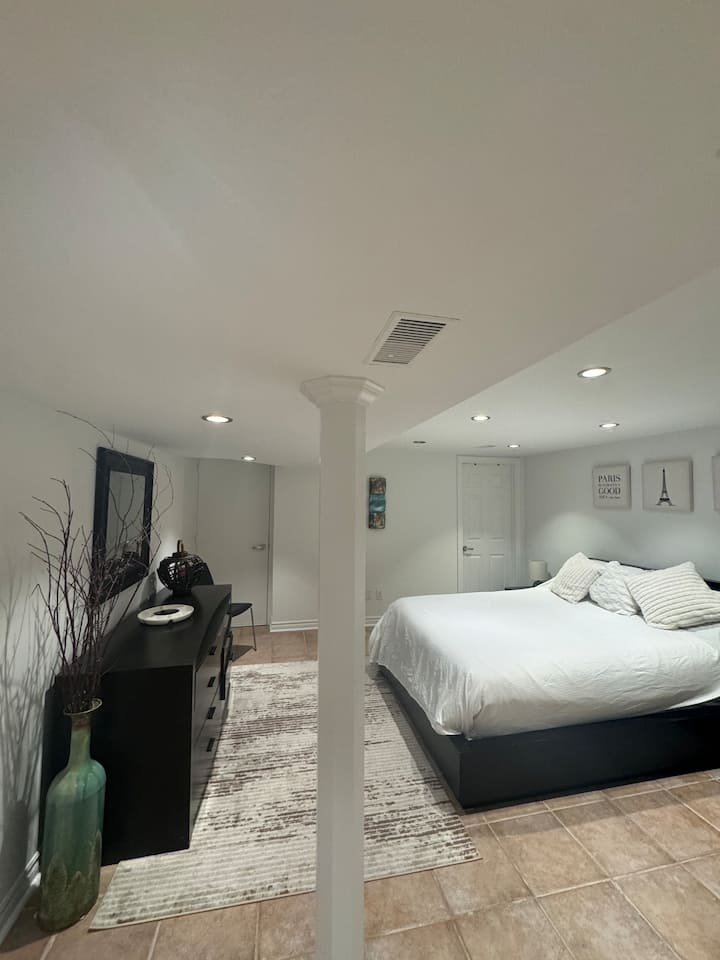 Cozy But Modern Spacious Suite - Vaughan