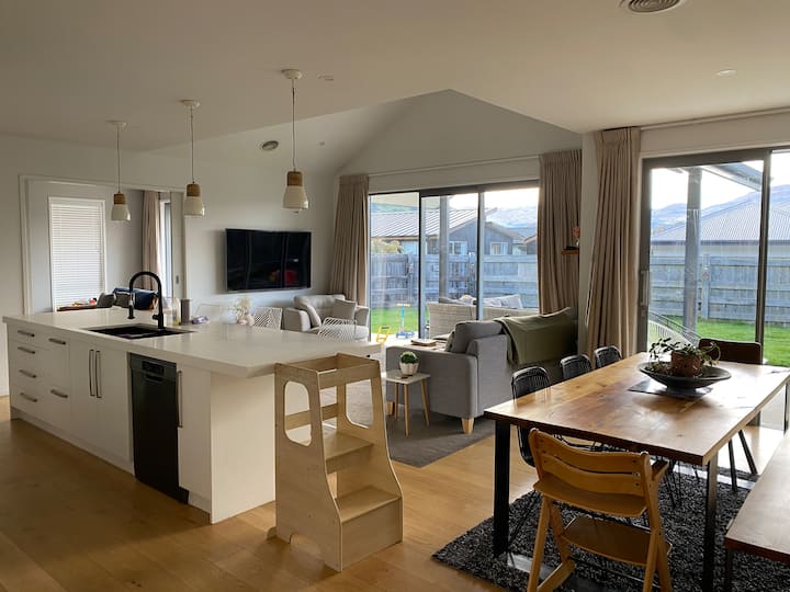 Spacious Queenstown Family Home With Spa Pool! - Queenstown, New Zealand