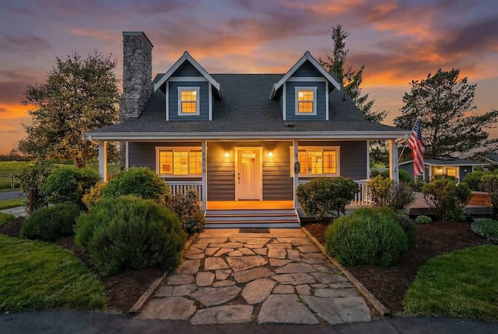 Whidbey Island Retreat | Oceanfront W/ Hot Tub - Coupeville, WA