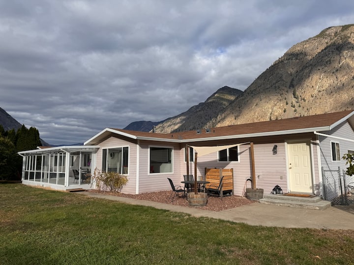 Vineyard Vacation Home | Hot Tub | Sunroom | Count - Keremeos