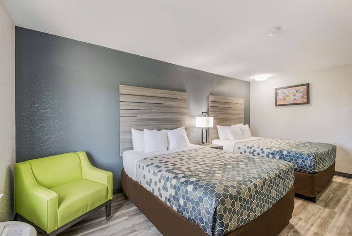 4 Family Ready Rooms | I-35 At Your Doorstep - Des Moines, IA