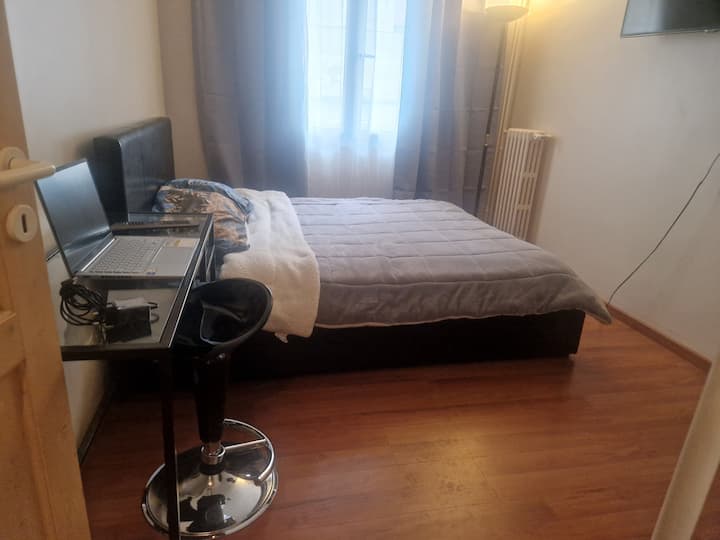 Chambre Près De Porte Maillot, L'arc De Triomphe - Paris