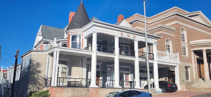 Lee Mantle Mansion Senate Apt. - Butte, MT