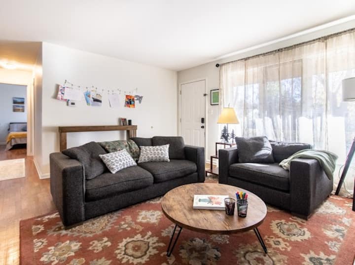 Sleeps 8! 2 Bath! Walk To Campus- Rare Find! - Lawrence, KS