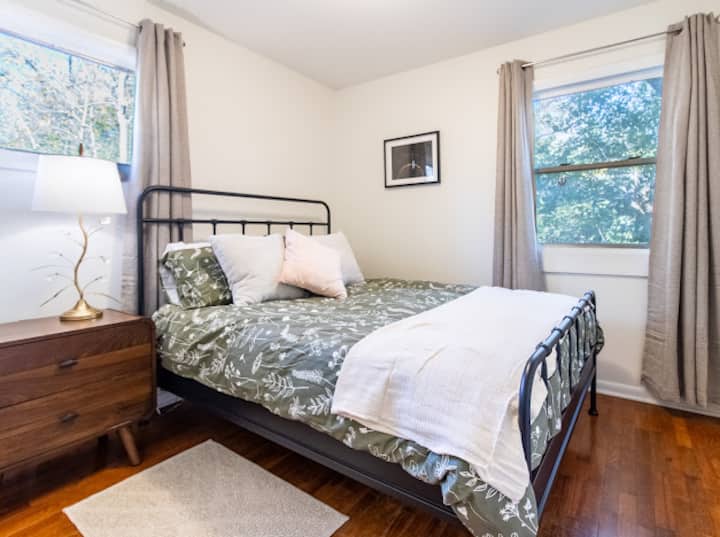 Sleeps 6! 2 Bath! Walk To Campus- Rare Find! - Lawrence, KS