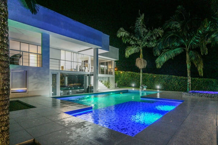 Elegante Casa En El Mejor Sector - La Virginia