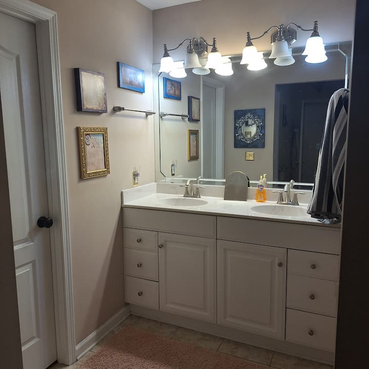 Private Room With Attached Bath - Savannah, GA