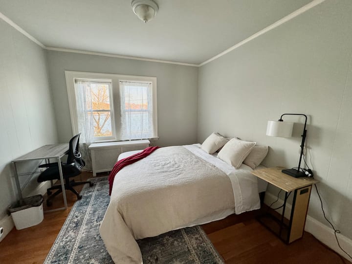 带电动抬起的舒服床,窗外就是风景 - Waltham, MA