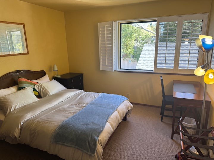 Upstairs Bedroom Downtown Davis - Davis, CA