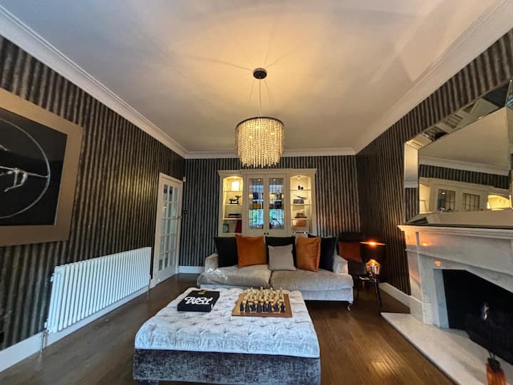 Edwardian Manor Hot Tub & Pool In Glasgow,  
Gated - Glasgow