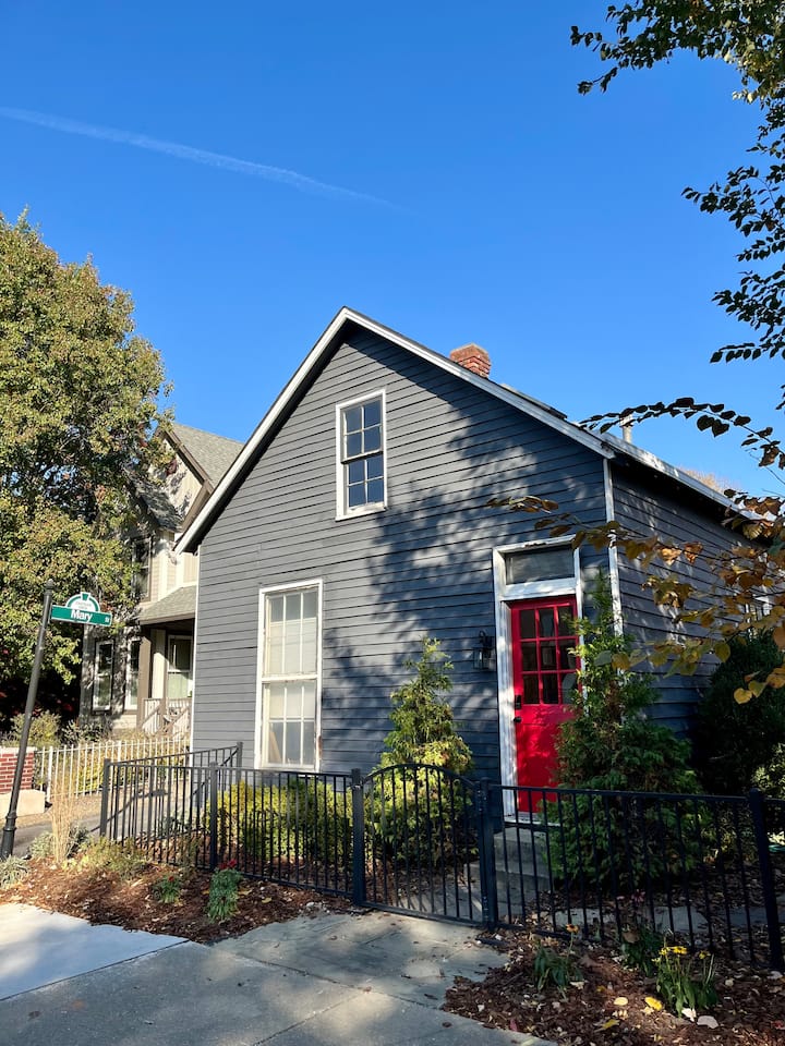 Cozy Rustic Charm In Chatham Arch - Indianapolis, IN