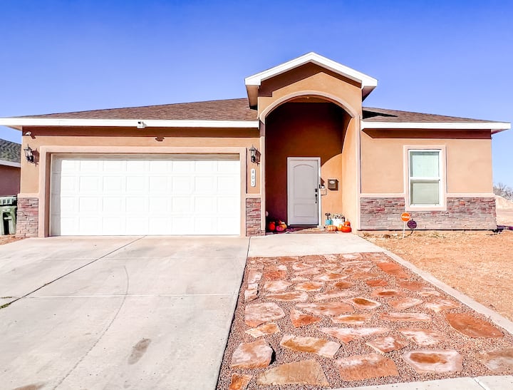 Spacious 4 Bedroom Home With 3 Full Bathrooms! - Carlsbad, NM