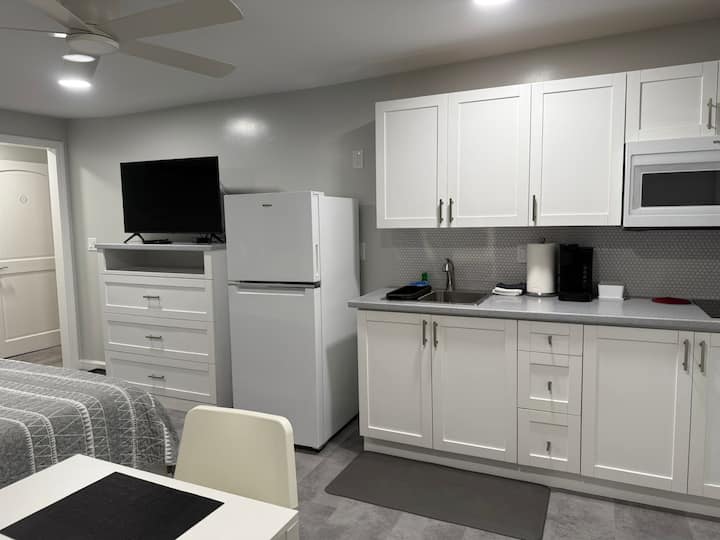 Roost 5 - King Bed, Downtown & Beach 5 Mins Away - Nasáu