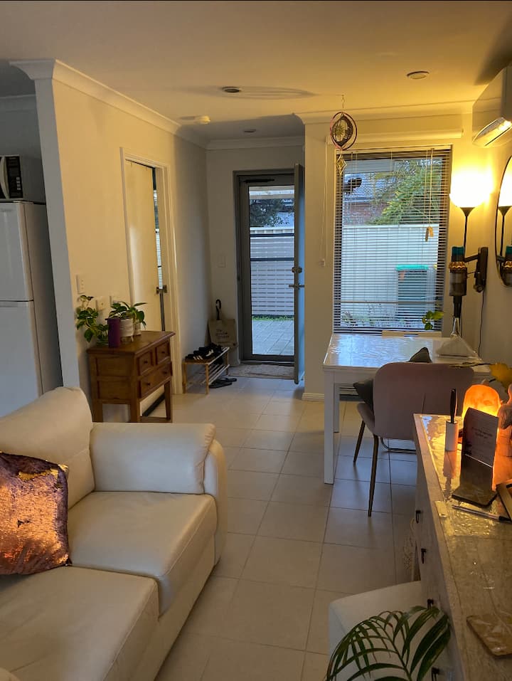 Lil' Lux, Ensuite, A/c, Heater, Wifi, Smart Tv. - Perth