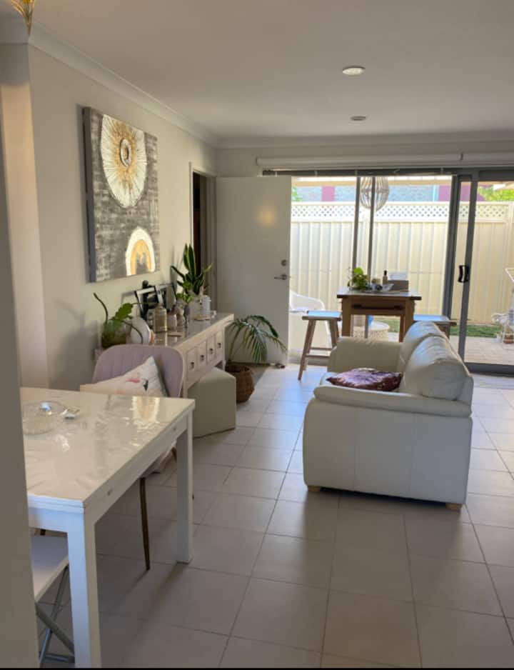 Lil' Lux, Ensuite, A/c, Heater, Wifi, Smart Tv. - Perth