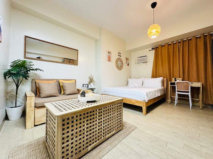 Skyline Stay In Araneta Cubao W/ Karaoke & Netflix - Quezon City