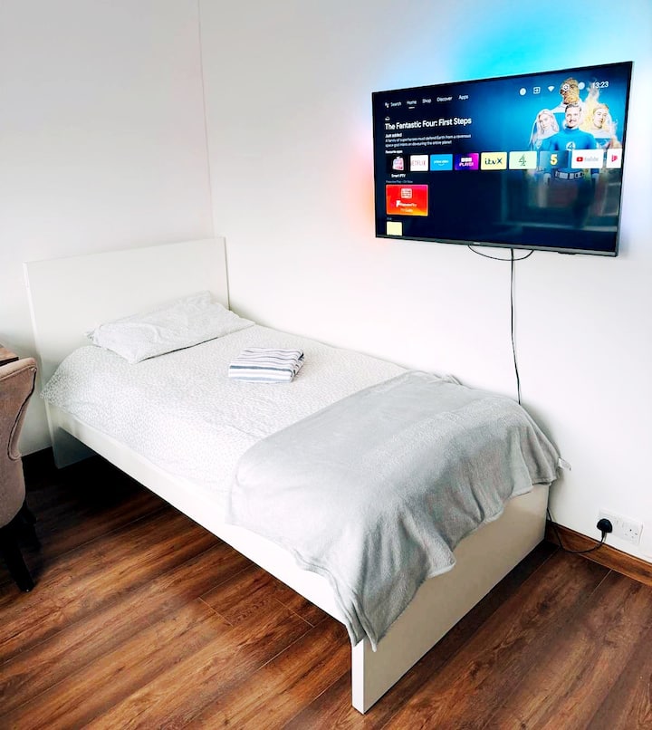 Single Medium Bedroom, Quiet, Cozy - Northampton