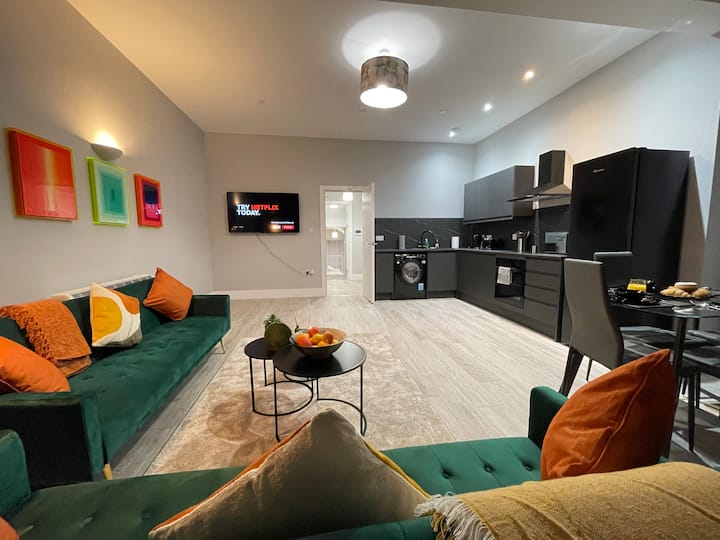 The Colourful Loft - Barry