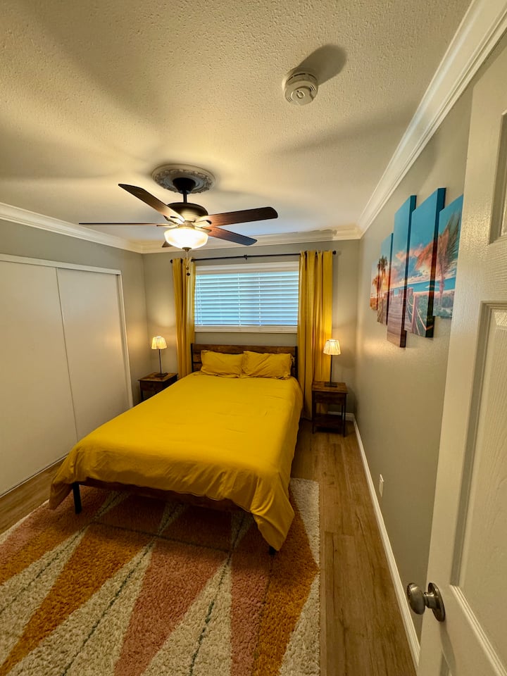 Cozy Private Bedroom & Bath - Costa Mesa, CA