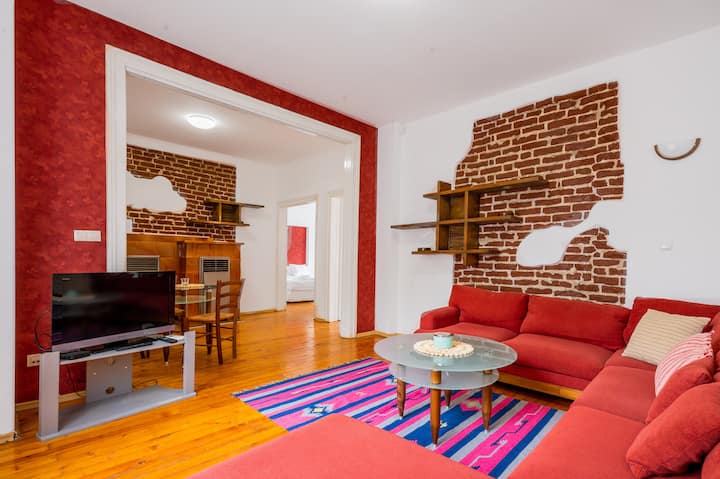 Elegant & Spacious Apartment In The Heart Of Sofia - Sófia