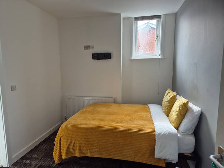 Hyde House - Ensuite Room 3, Private Bathroom - Glossop