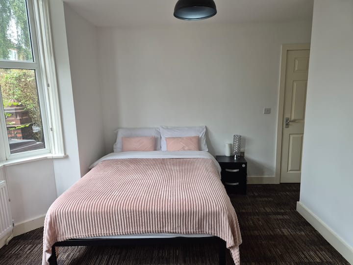 Hyde House - Ensuite Room 1, Private Bathroom - Glossop