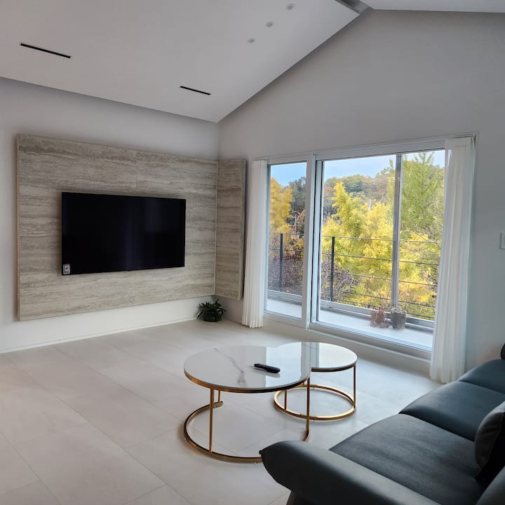 물꽃나무펜션 301호
600평의 넓은정원과
모던한 거실에서 모악산정상뷰.정원.시티뷰~감상 - 금산면