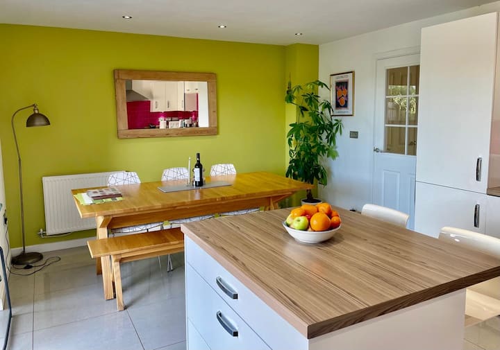 Stylish Home With Bespoke Outdoor Kitchen - Glastonbury