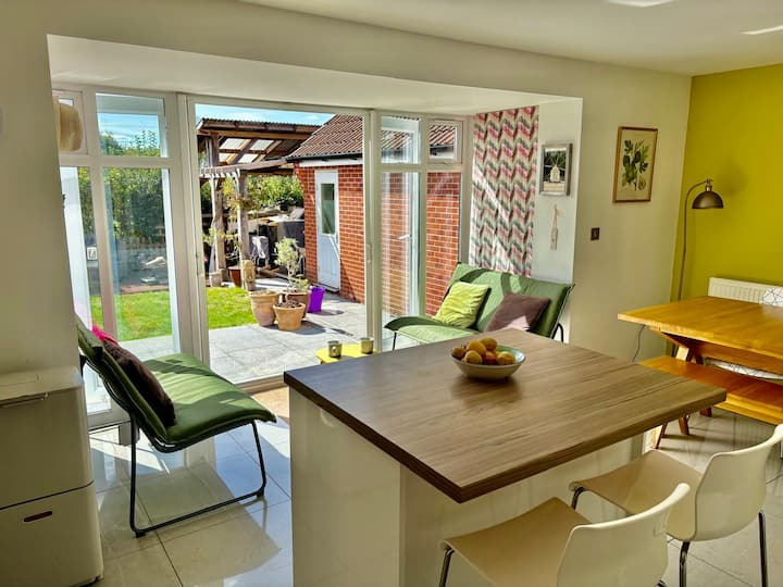 Stylish Home With Bespoke Outdoor Kitchen - Glastonbury