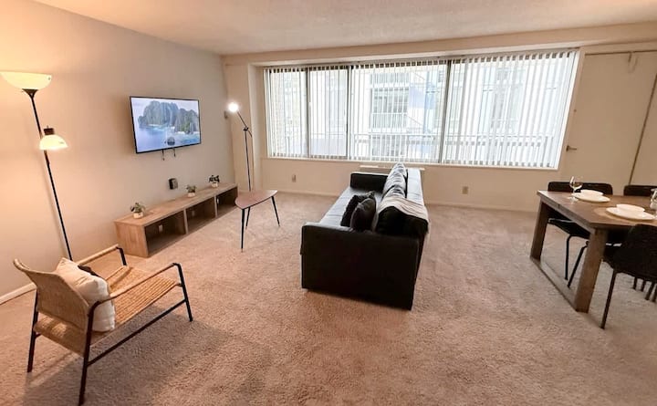 Stylish Crystal City Apt | Enjoy Gym Amenities - Arlington, VA