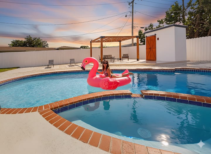 Poolside & Game Room Fun Near Hard Rock & Beach - Miami Gardens, FL