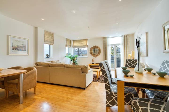 Lovely 2 Bed Water Front Apartment - Glasgow