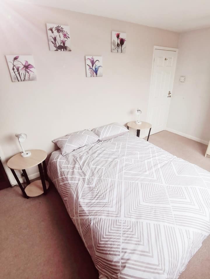A Cosy King Size Bedroom - Nottingham