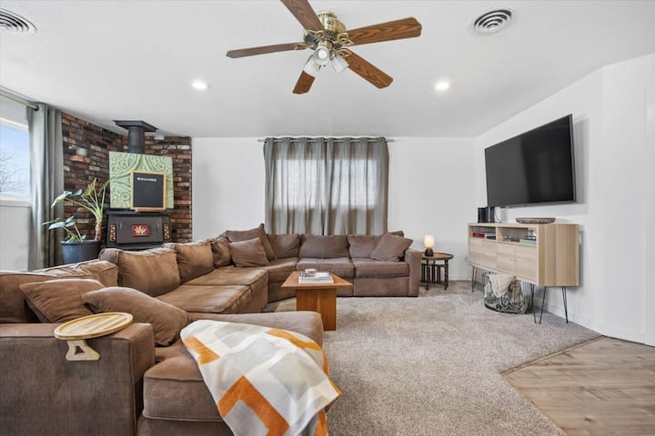 Boutique 3br• En-suite Baths• Pool Hall - Burbank, WA