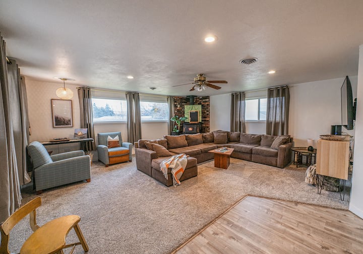 3-suite Home • Private Baths + Spacious Living - Burbank, WA