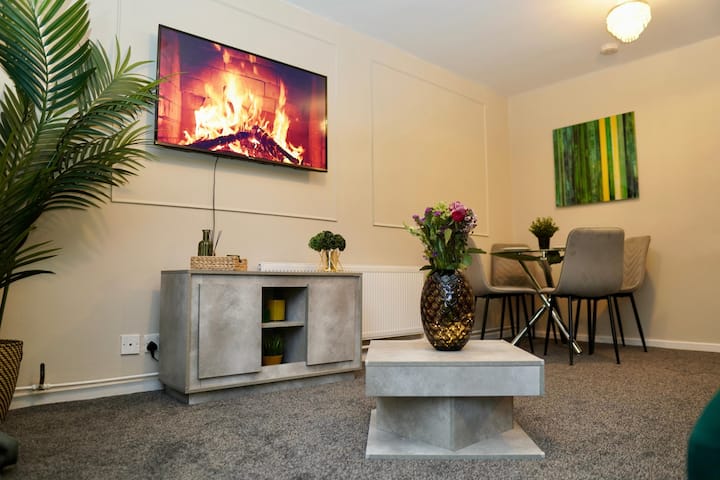 1 Bd- Central, Office & Balcony - London