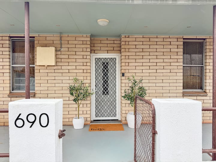 Saltbush Cottage, 4 Bedrooms, Pet Friendly - Broken Hill